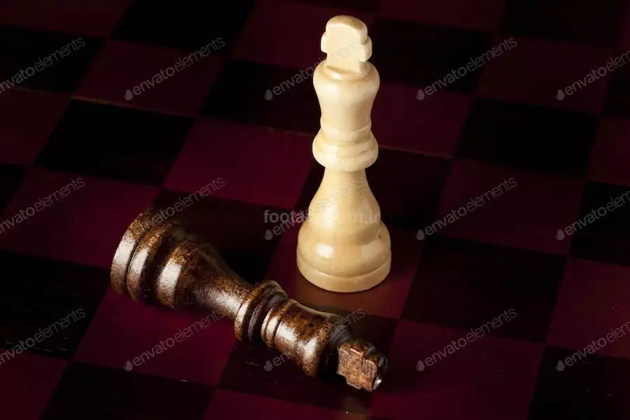 عکس کیش و مات در شطرنج 13008 Classic Wooden Chessboard With Chess Pieces مزرعه فوتیج